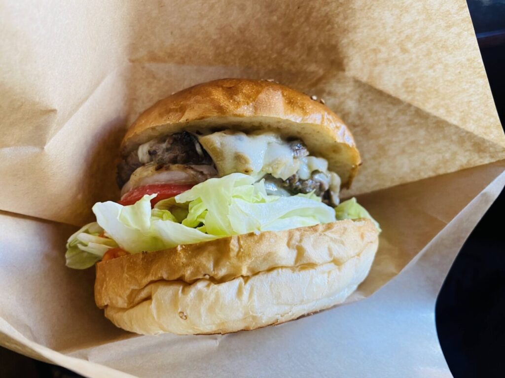 【足立区】とろけるモッツァレラときのこの旨味が絡み合う！ 芸術作品のような「BOSSA BURGER」のハンバーガーを喰らう！ | 号外NET 足立区